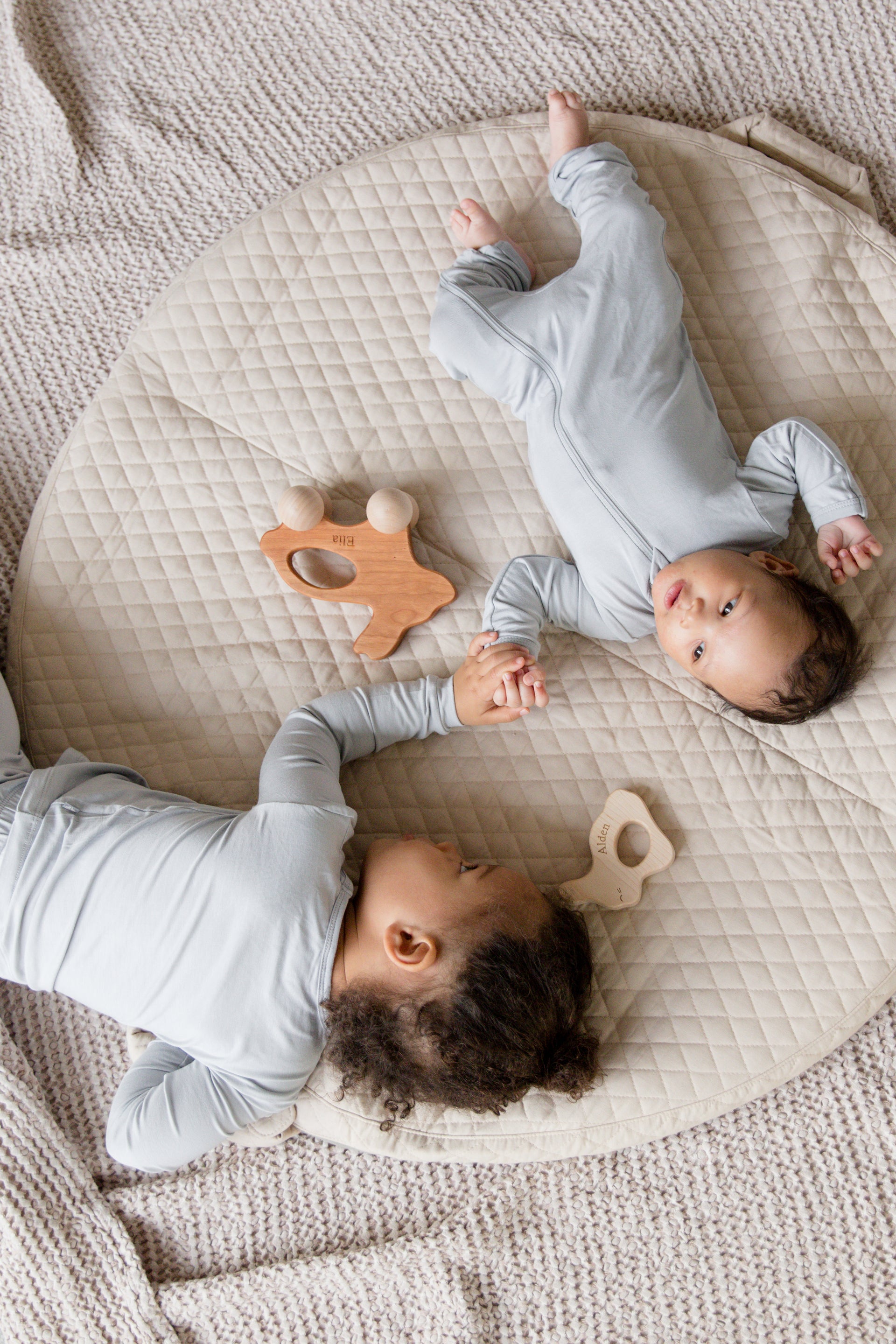 Round padded baby mat with handles – Hugomat