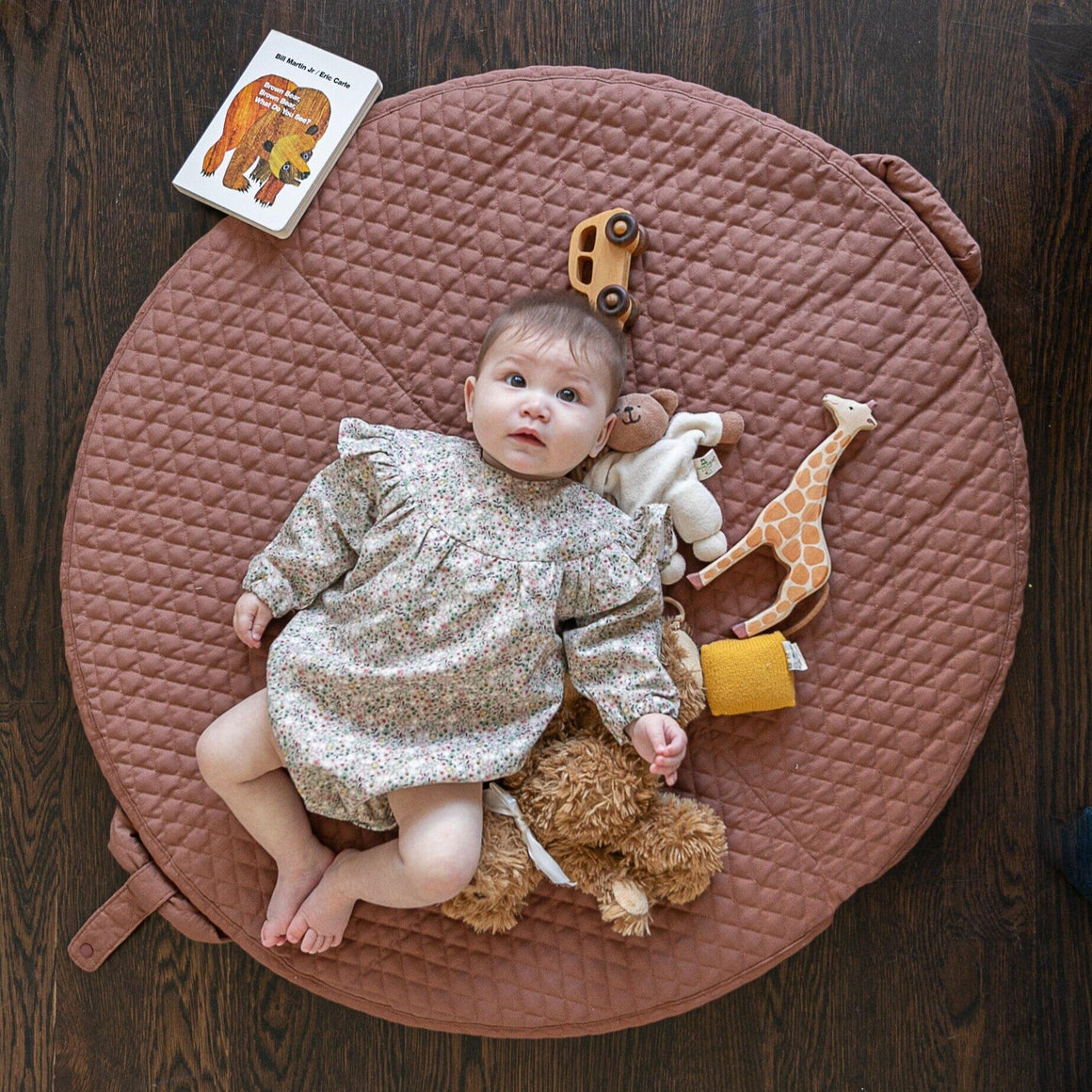 Round padded baby mat with handles – Hugomat