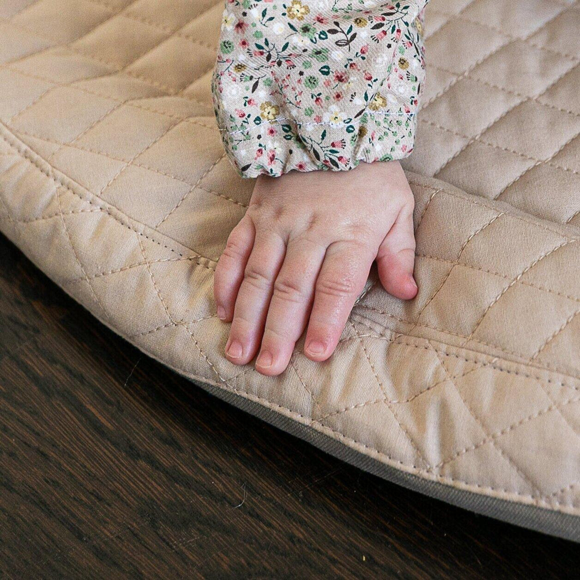 Round padded baby mat with handles – Hugomat