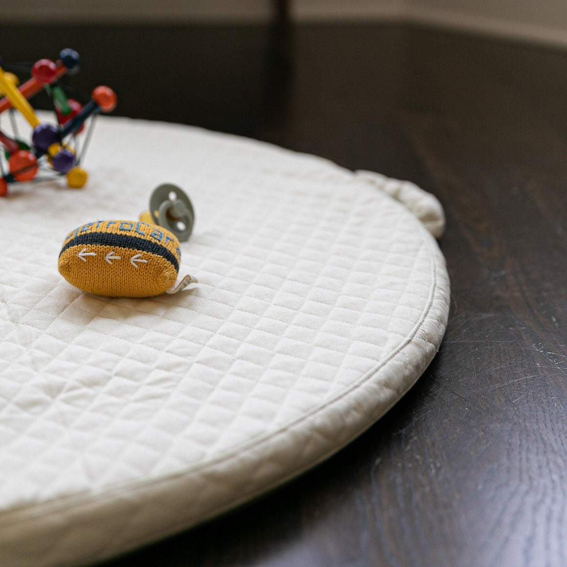 Round padded baby mat with handles – Hugomat