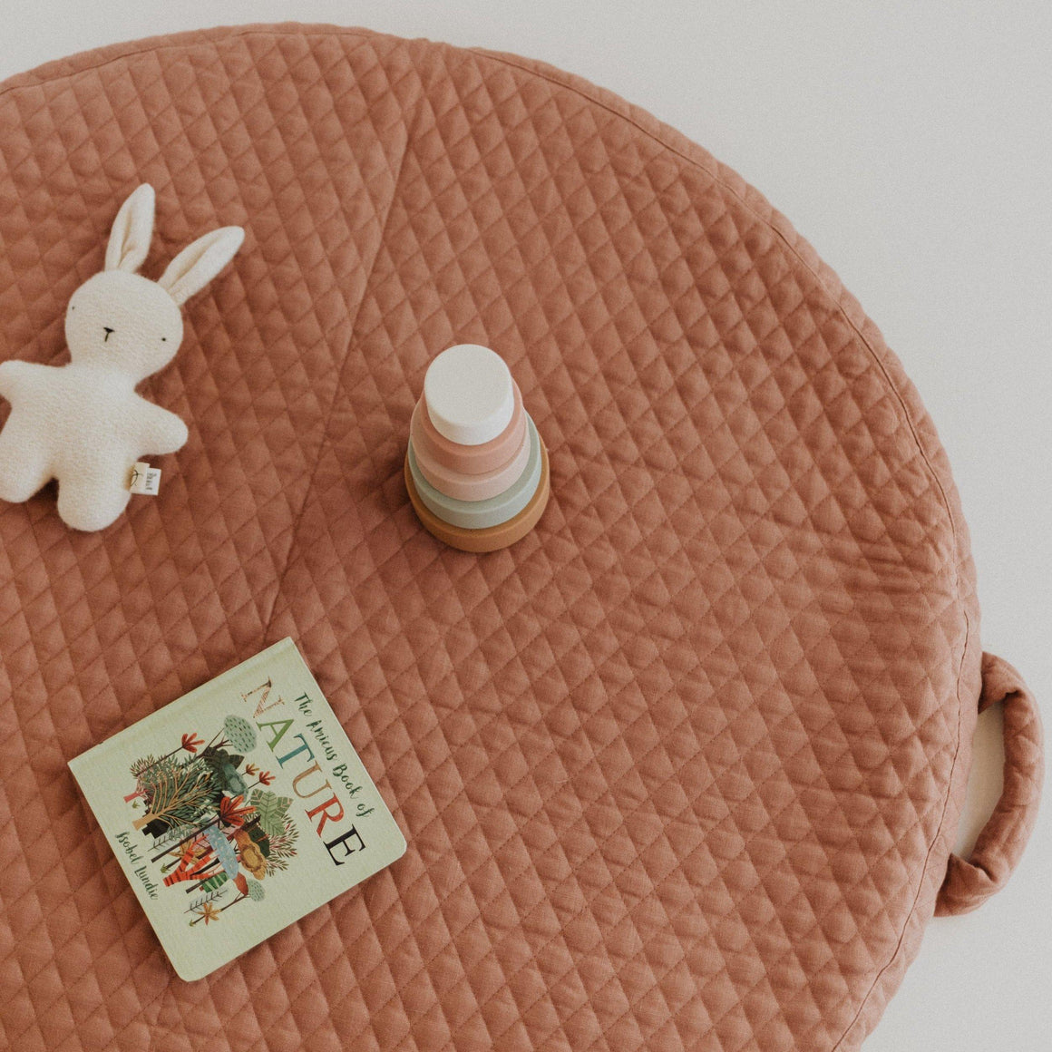 Round padded baby mat with handles – Hugomat