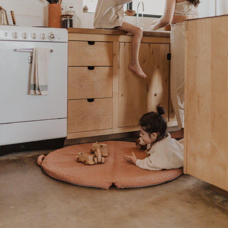 Round padded baby mat with handles – Hugomat